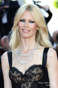 Stylight-Claudia-schiffer-camelia-poudre-collier-Cannes-2011